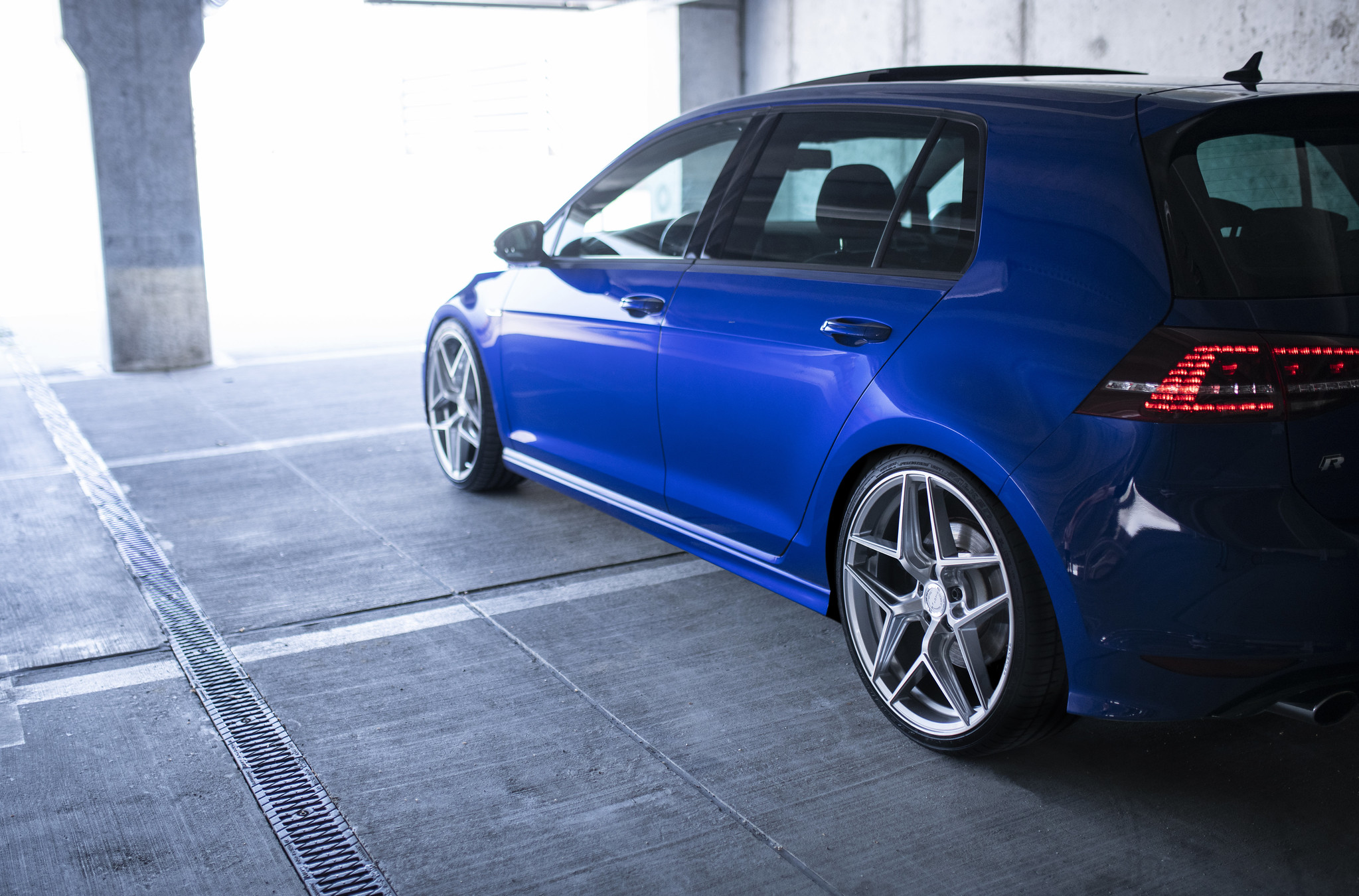 VW Golf mk7 R felgi Concaver Wheels CVR2 Brushed Titanium - Blog firmowy